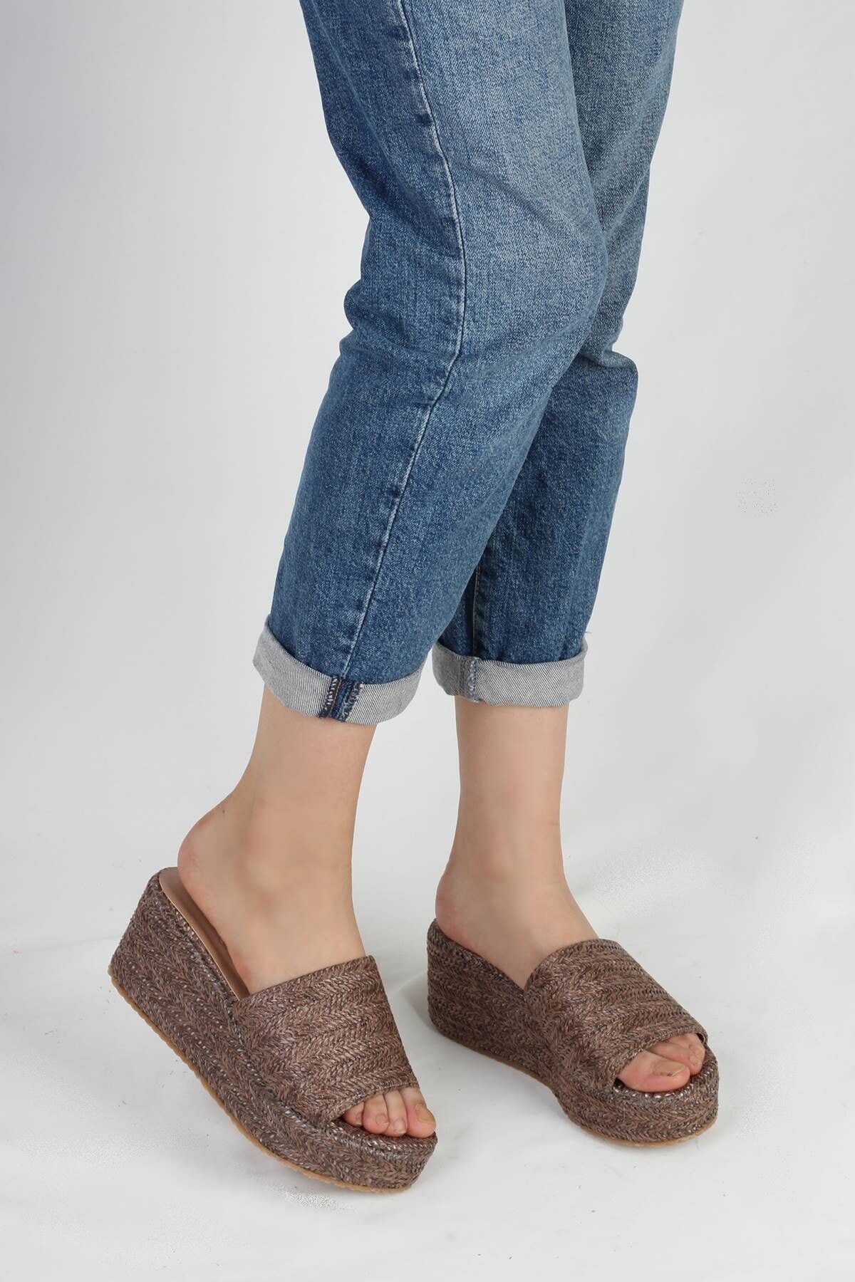 Modabuymus Kadın Kahverengi Örgü Hasır Dolgu Topuklu Terlik Modabuymus Kadın Kahverengi Örgü Hasır Dolgu Topuklu Terlik