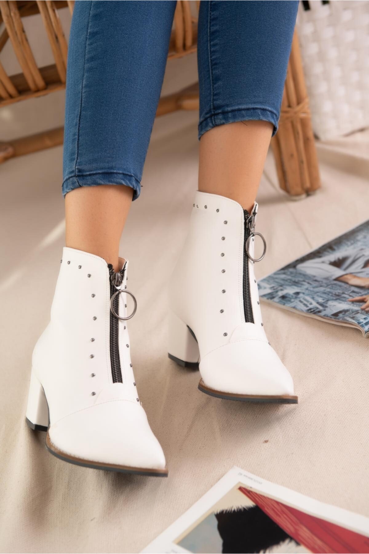 Limoya Kadın Beyaz Önden Fermuarlı Halka Detaylı Zımbalı Bot Limoya Kadın Beyaz Önden Fermuarlı Halka Detaylı Zımbalı Bot