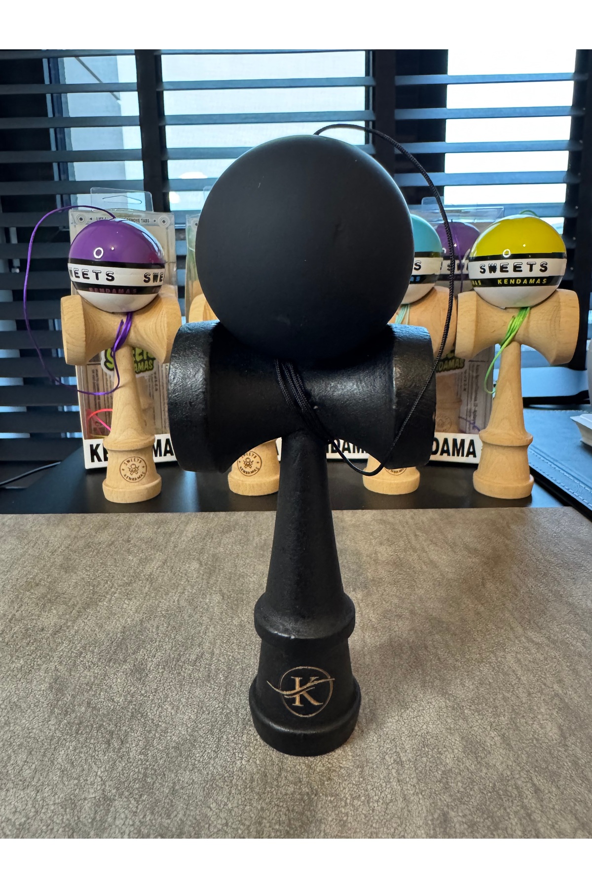 Kendama USA KENDAMA BLACK CAUCIUCATA PRINDERE COMPLETĂ NEGRU 18 CM CEA ...