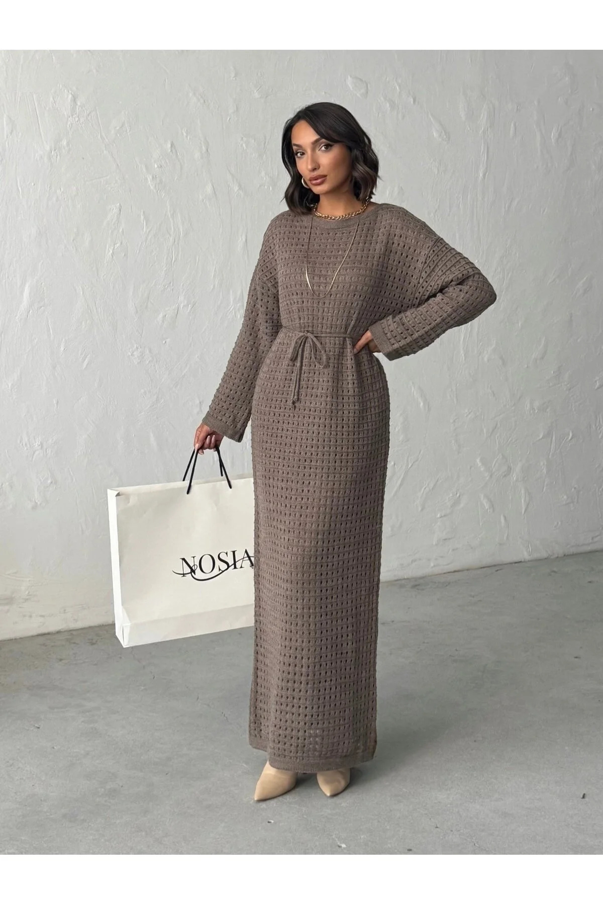 nosia fashion فستان نسائي طويل مبطن بحزام وتفاصيل شبكية- ترينديول