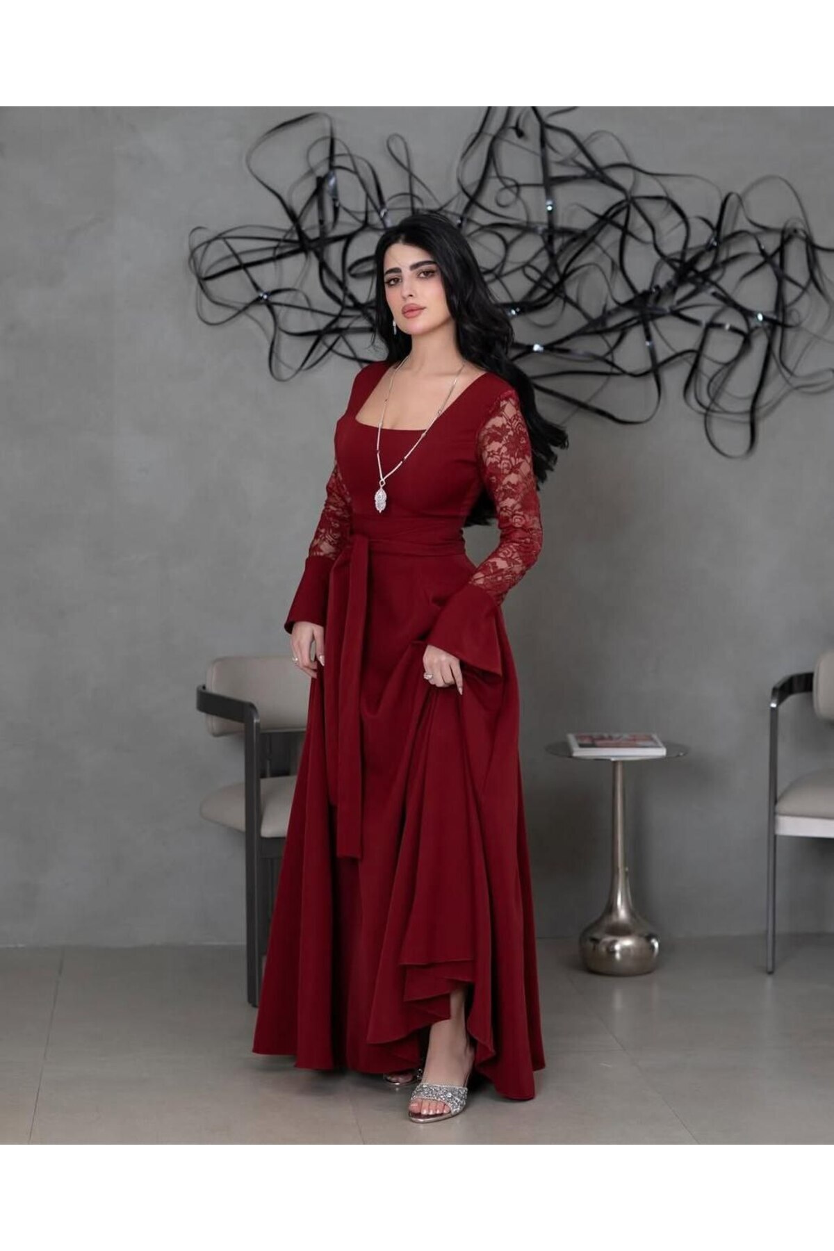 TARFA يتميز هذا الفستان بلونه الأحمر المخملي الدافئ الذي يمنحكِ حضوراً ...