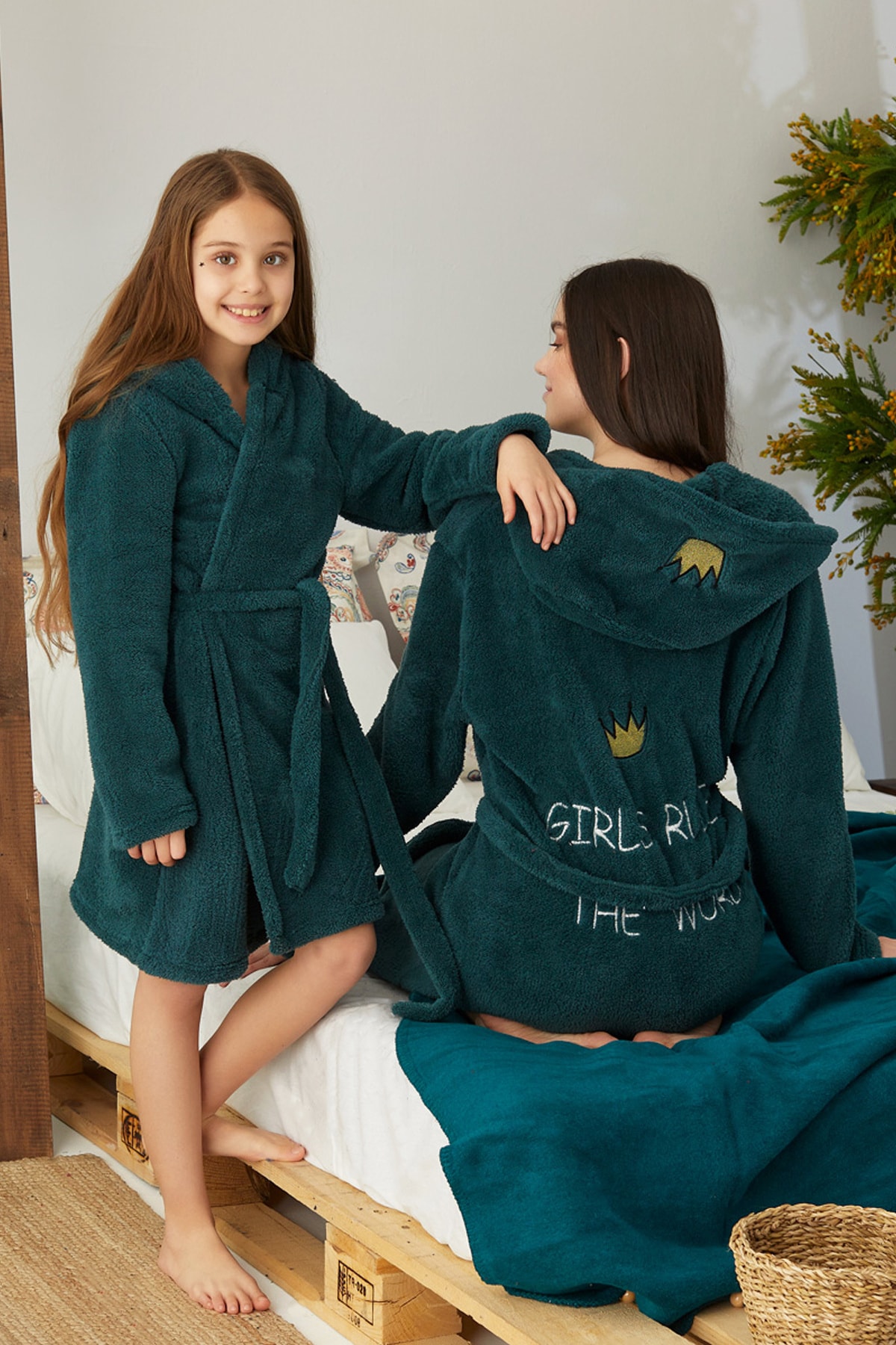 Siyah İnci Yeşil Nakışlı Kapişonlu Wellsoft Sabahlık - Fiyatı, Yorumları