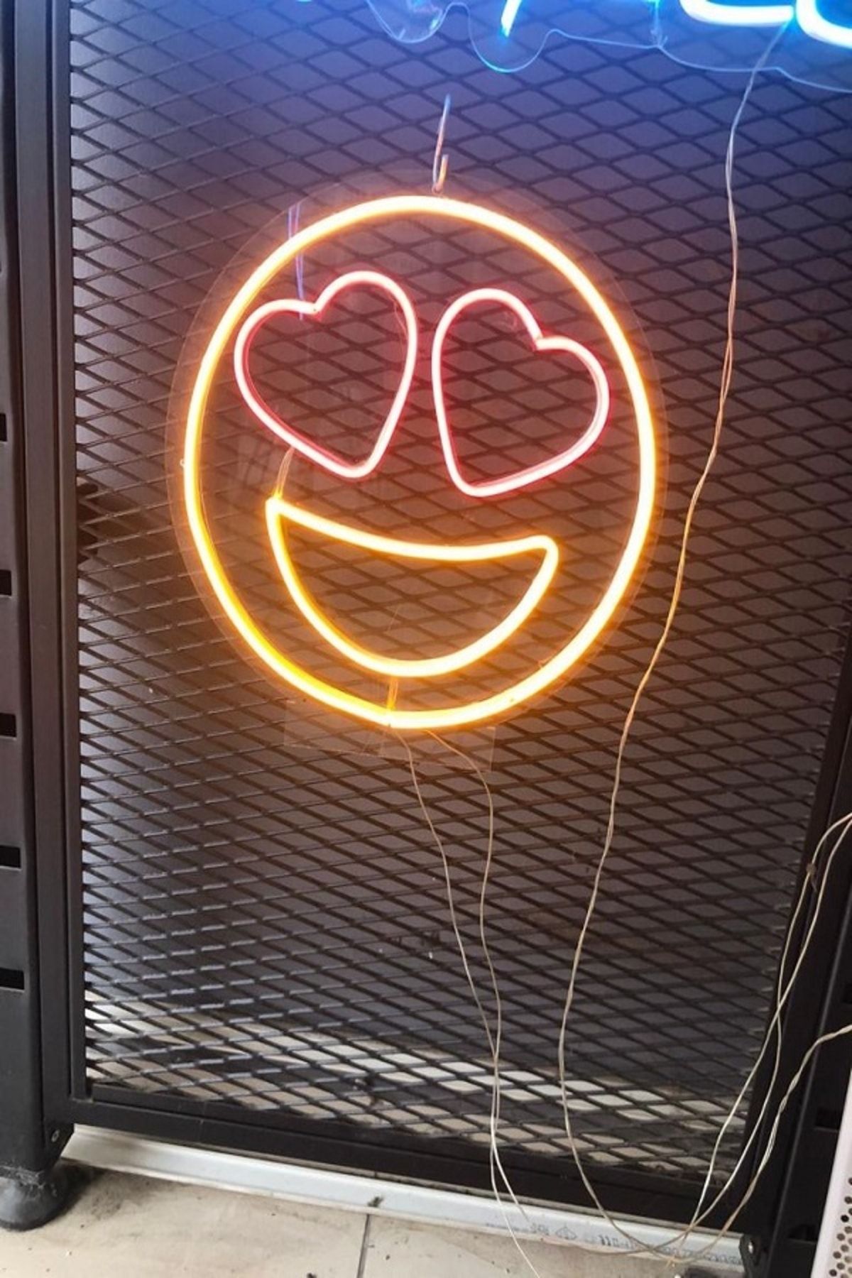 Extremmotif Gülen Surat Neon Led Işık Gece Lambası Duvar Süsü Doğum