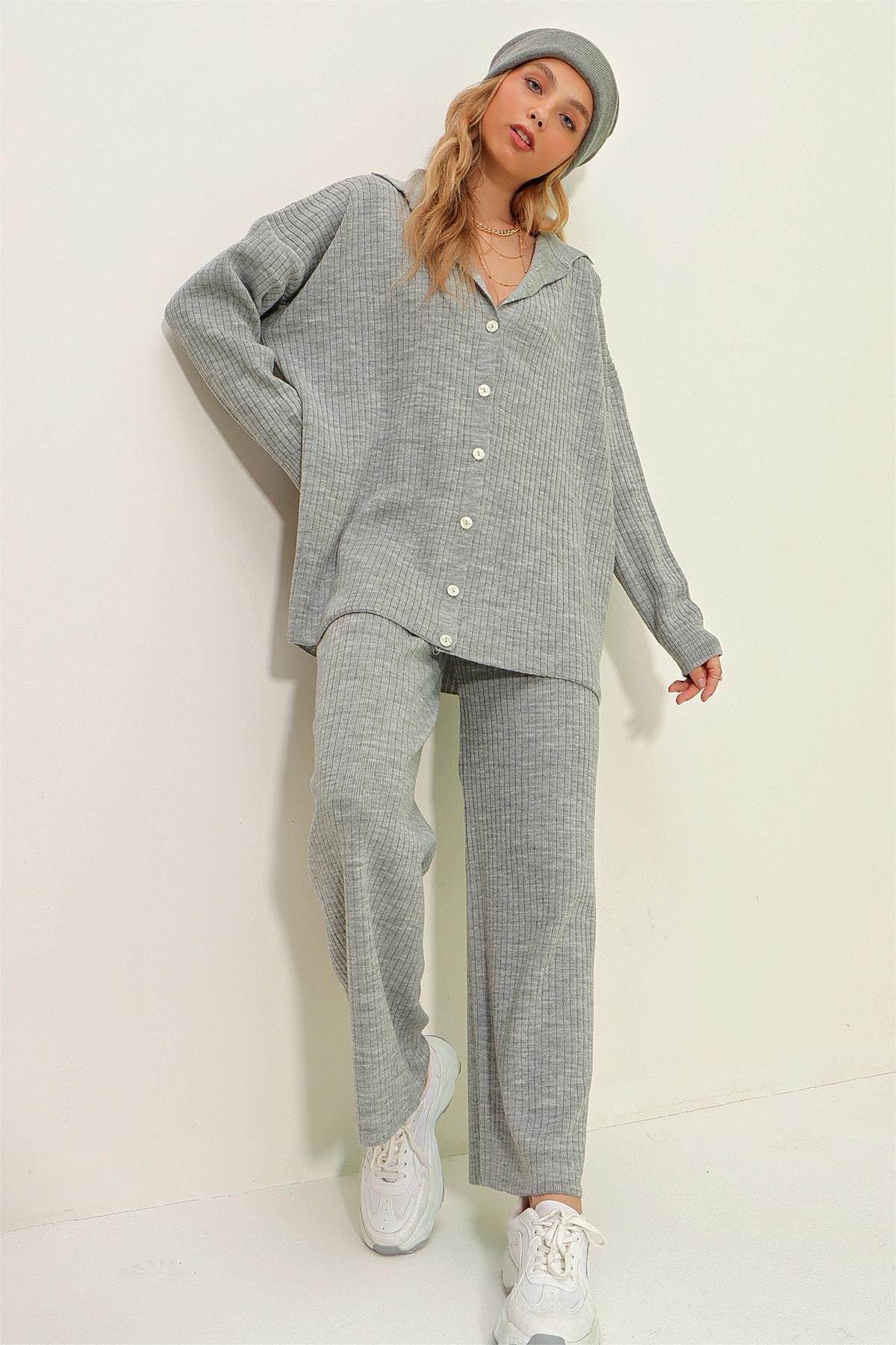 Trend Alaçatı Stili Kadın Gri Düğmeli Kendinden Dokulu Triko Takım ALC ...