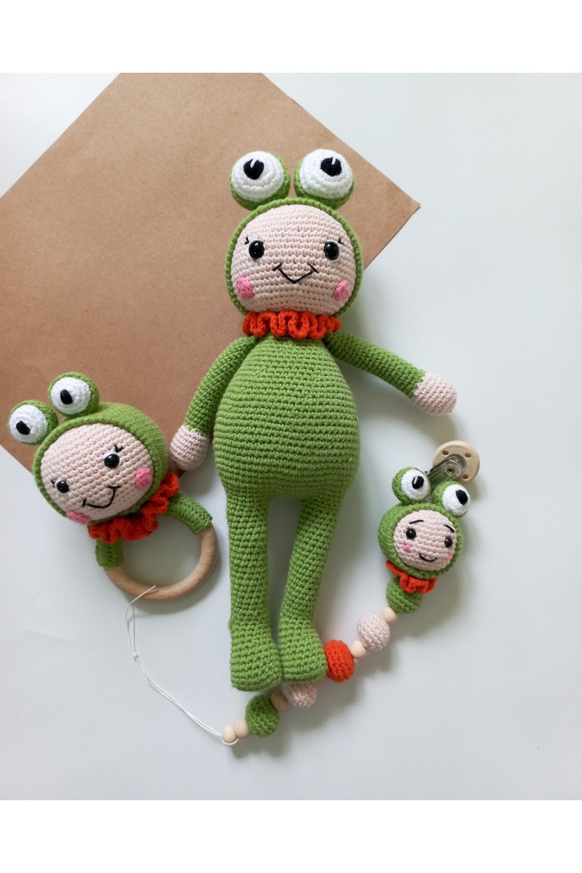 USTAHOBİEVİ Amigurumi Kurbağa Uyku Arkadaşı Emzik Zinciri Çıngırak Set ... USTAHOBİEVİ Amigurumi Kurbağa Uyku Arkadaşı Emzik Zinciri Çıngırak Set ...