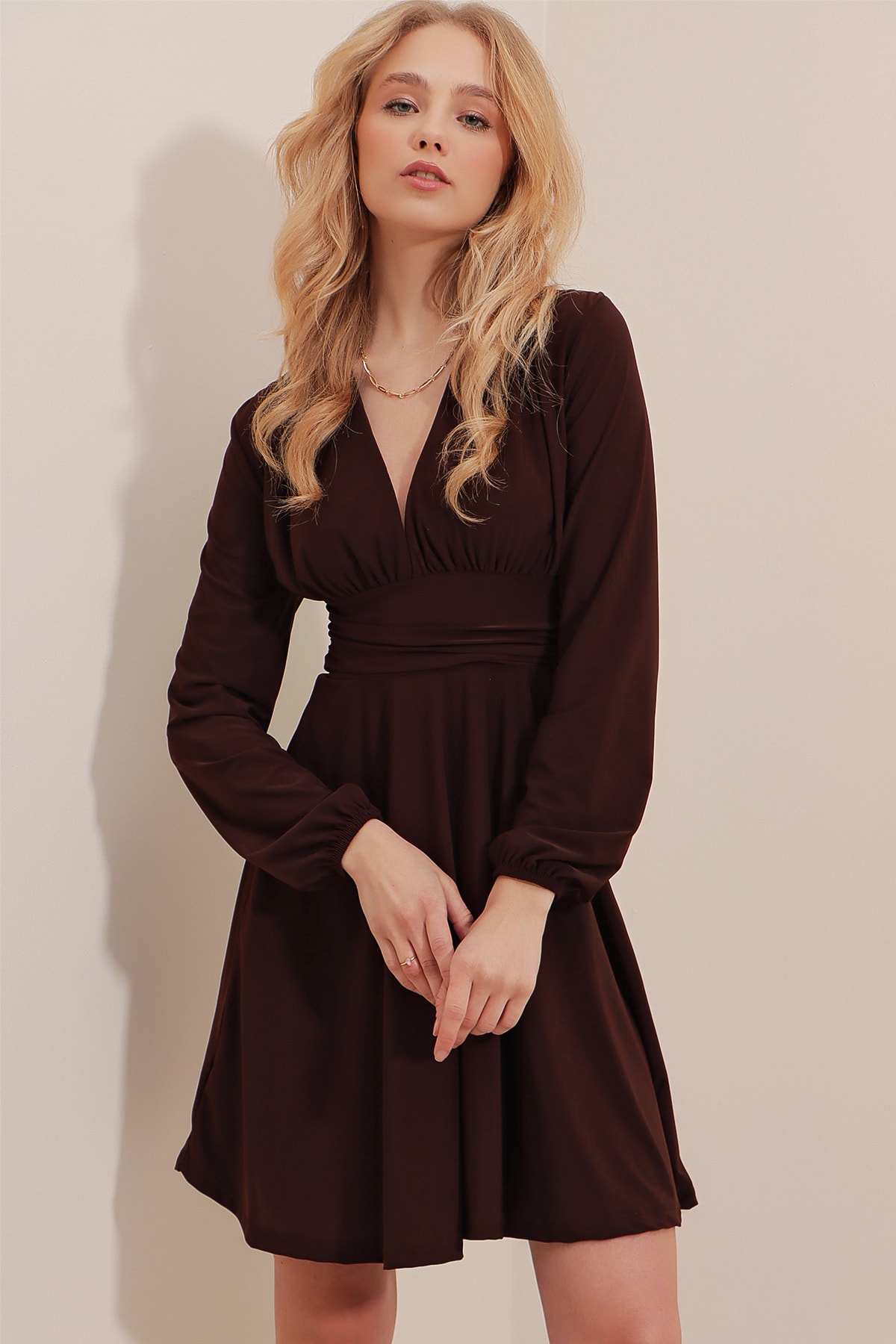 Trend Alaçatı Stili Women's Brown Deep V-Neck Flared Sandy Dress ALC ...