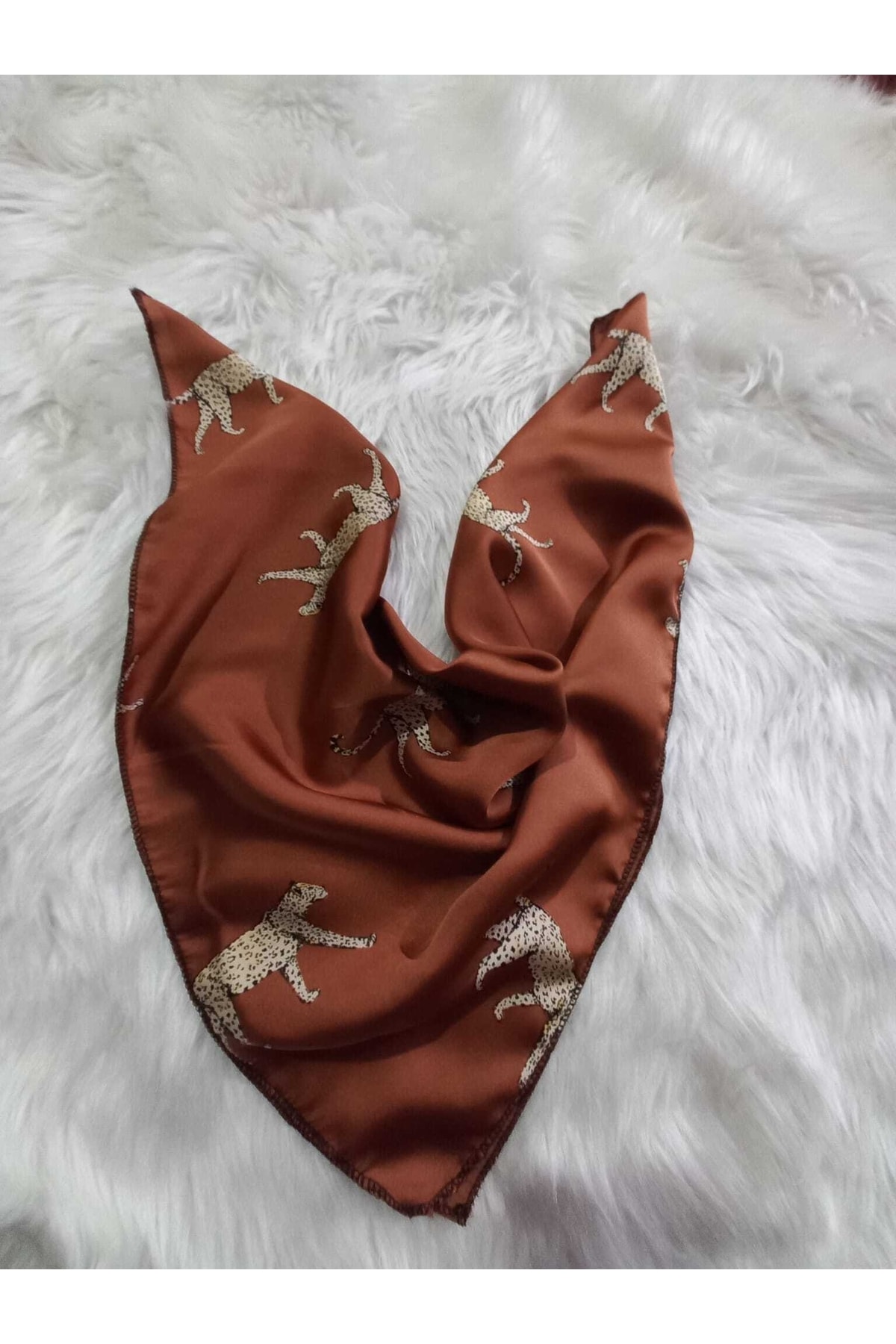 Elvinege Aksesuar Kahverengi Ipek Saten Kaplan Desenli Baskılı FularFiyatı, Yorumları - Trendyol