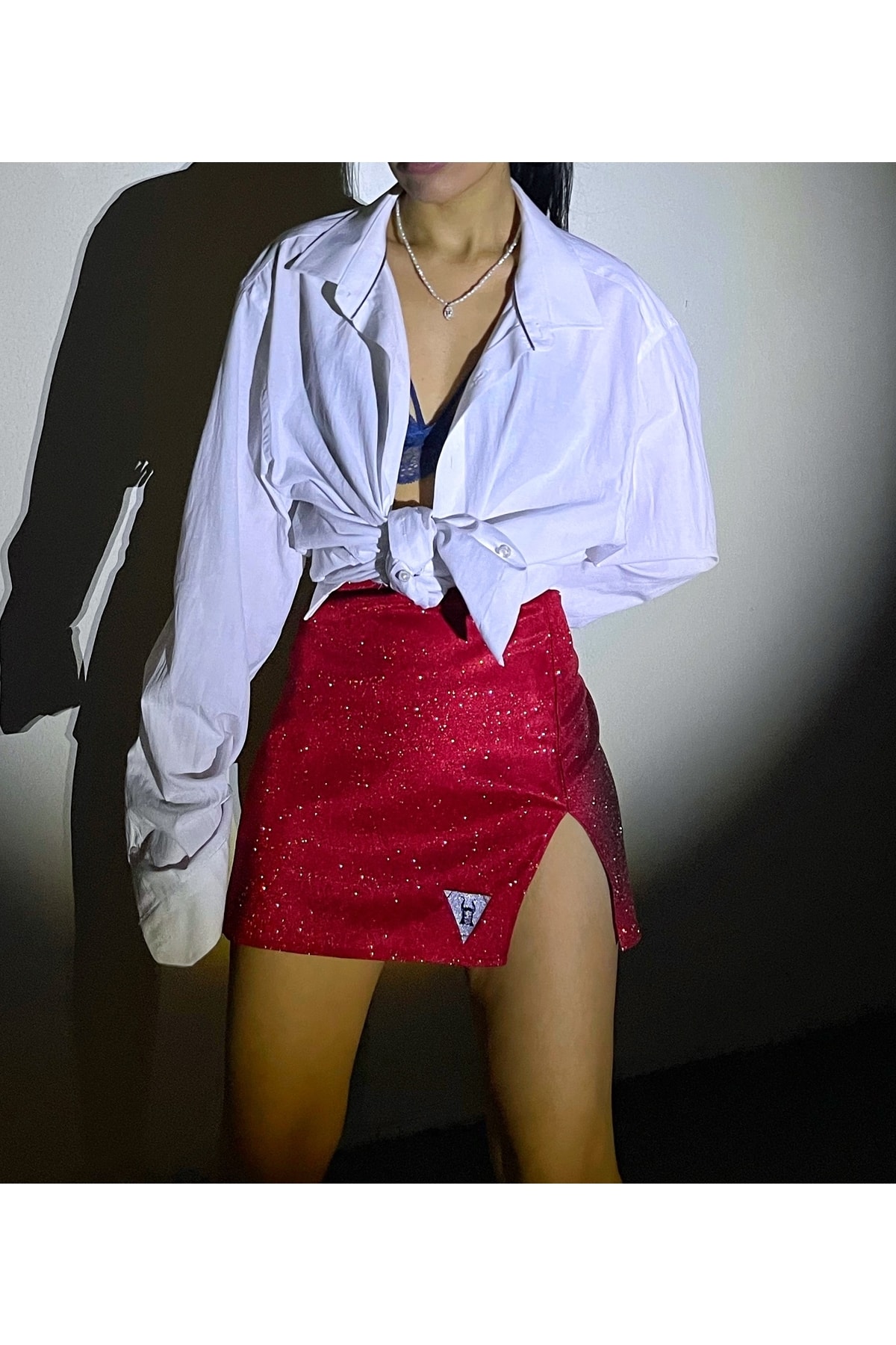 Gülşah Evecen Özel Tasarım Kırmızı Mini Lena Yırtmaçlı Loglu Etek ...