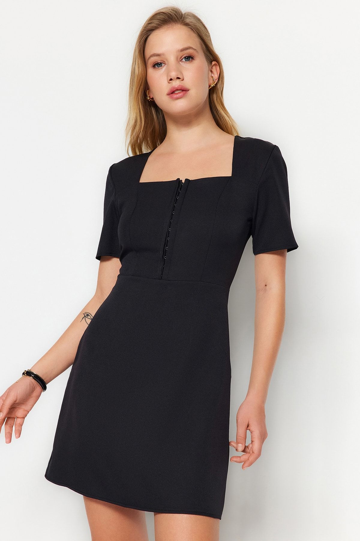 Trendyol Collection Schwarzes Mini Webkleid In A Linie Glockenform Mit