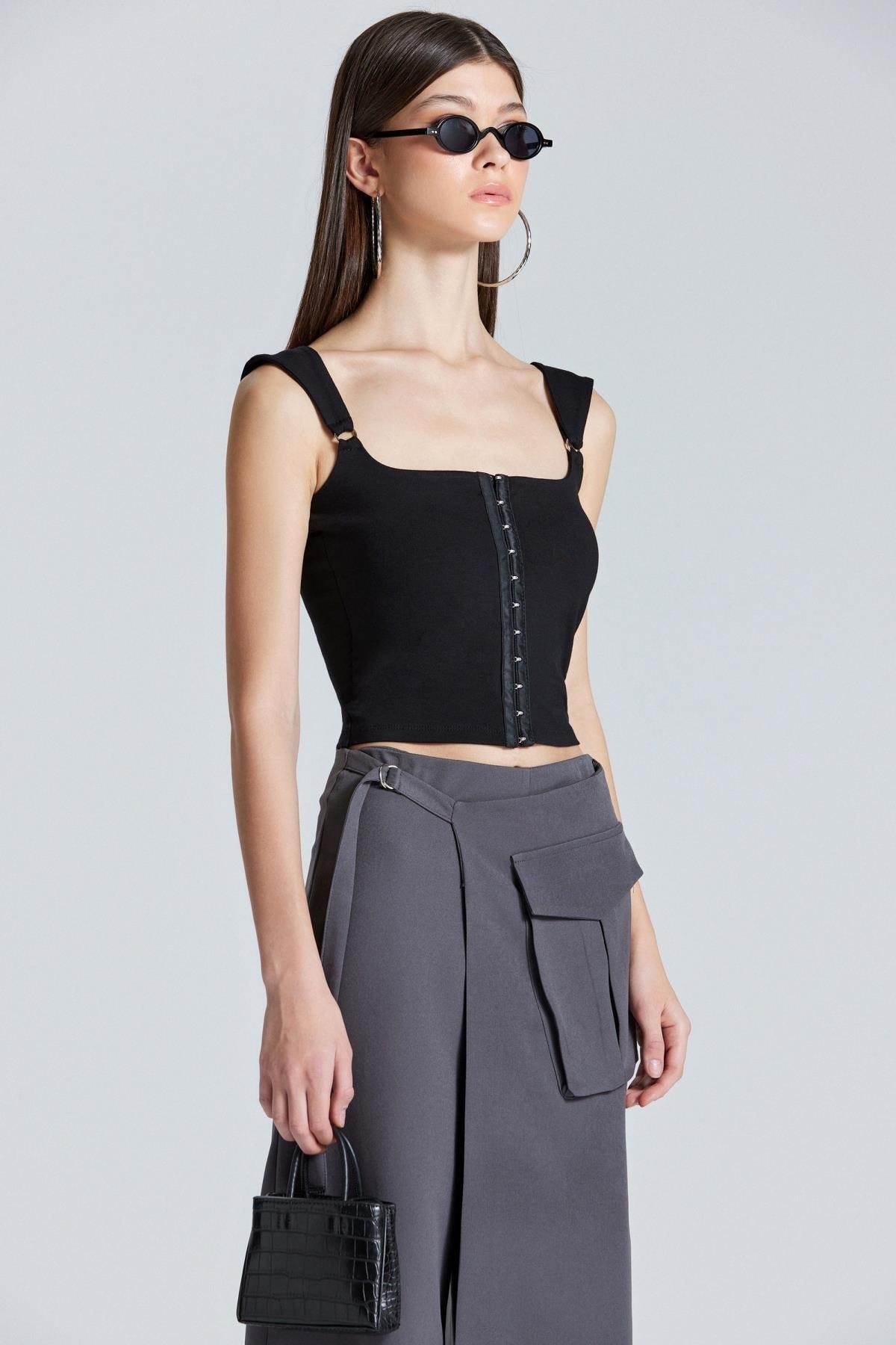 Boutiquen 2483 Agraflı Askılı Siyah Bluz Fiyatı, Yorumları - Trendyol