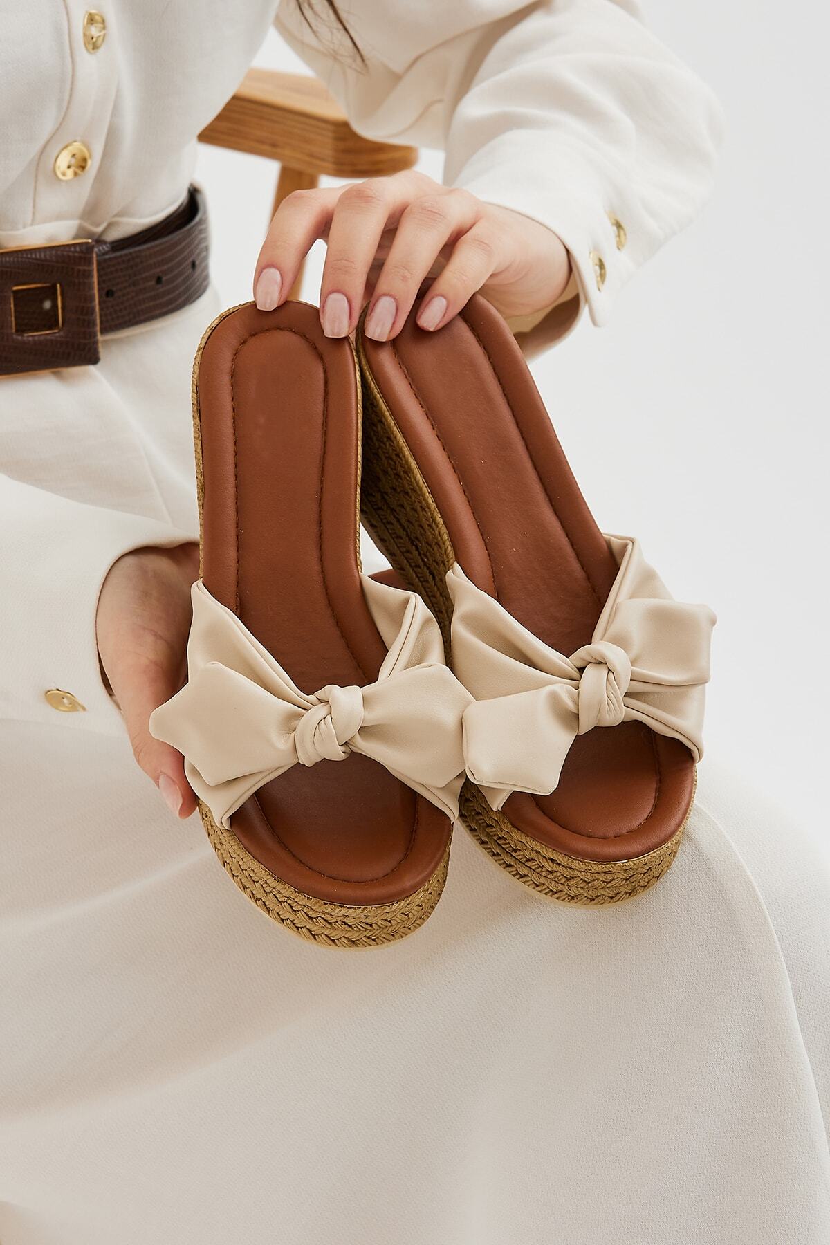 Moda Devrin Bej Fiyonk Dolgu Topuk Kadın Terliği Topuklu Terlik Fiyatı ...