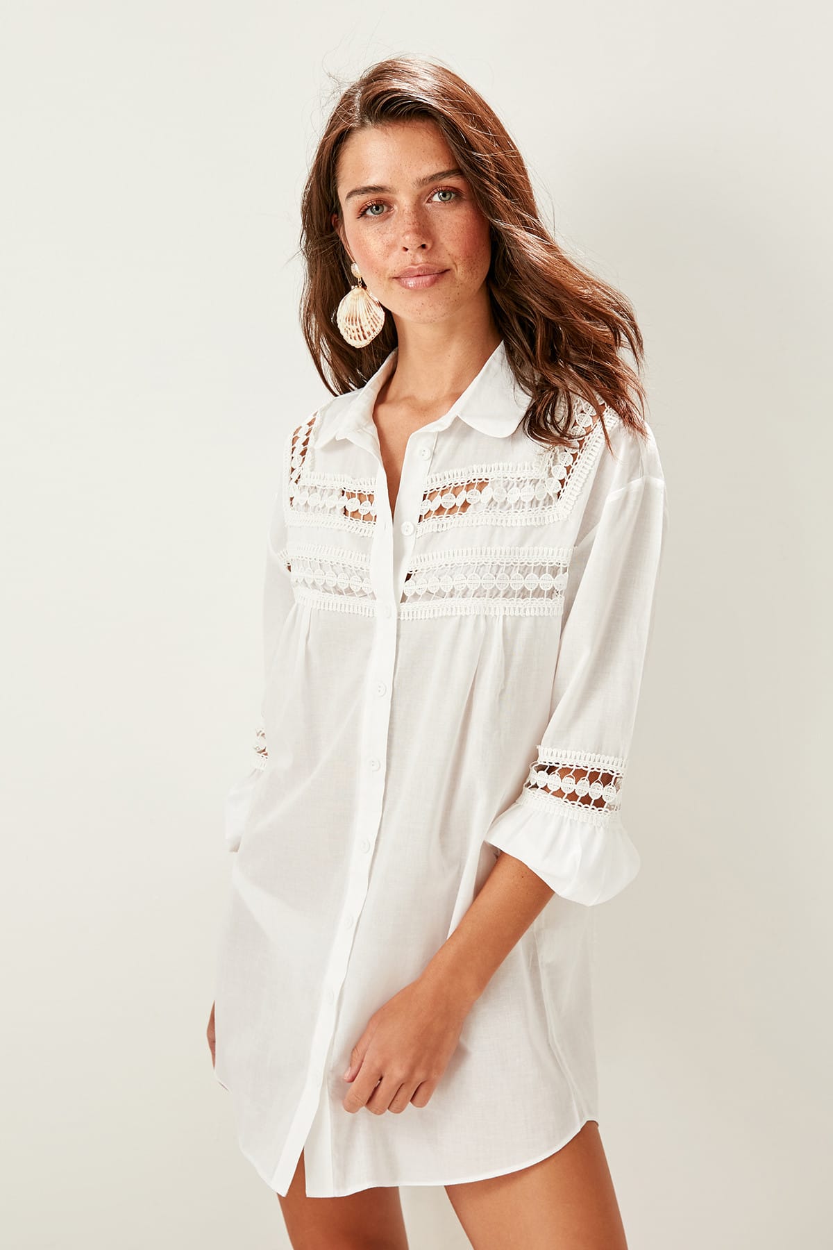 Trendyolmilla Beyaz Yakası ve Kolları Şerit Aksesuarlı Uzun Gömlek ...