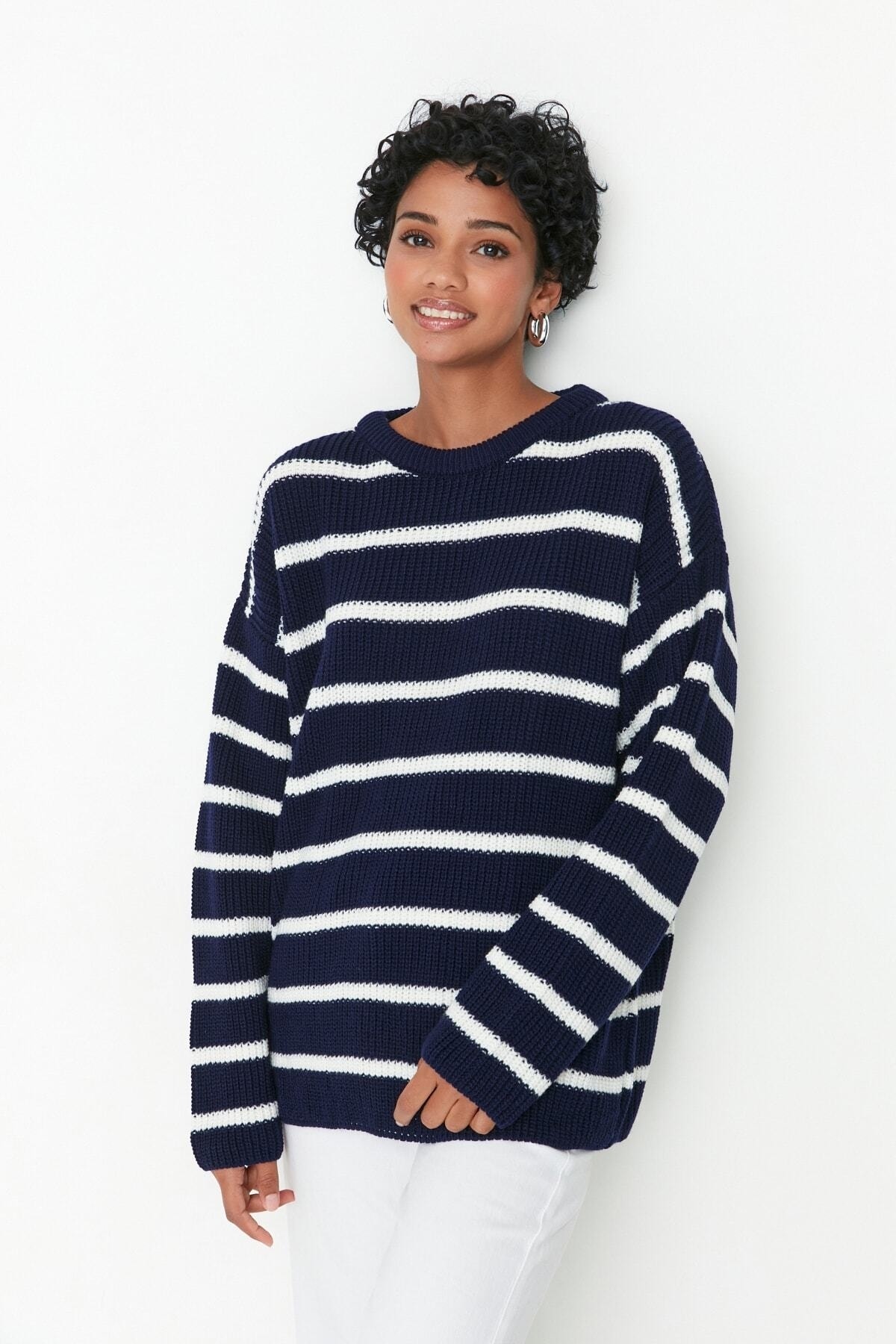 Trendyol Collection Marineblau gestreifter Strickpullover mit breiter ...