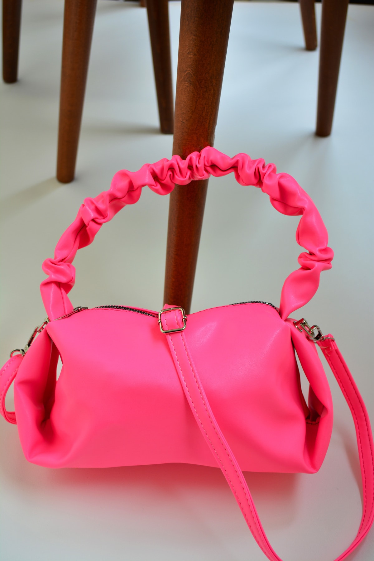 Furia Bag Kadın Neon Pembe Midi Büzgü Saplı Yumuşak Çapraz Çanta Fiyatı ...