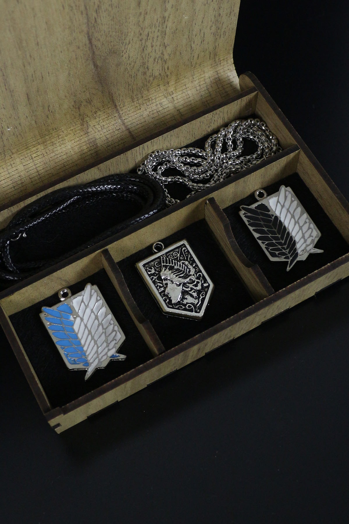 Dukkanka Kolye Seti Ahşap Özel Hediye Kutulu Anime Attack On Titan ...