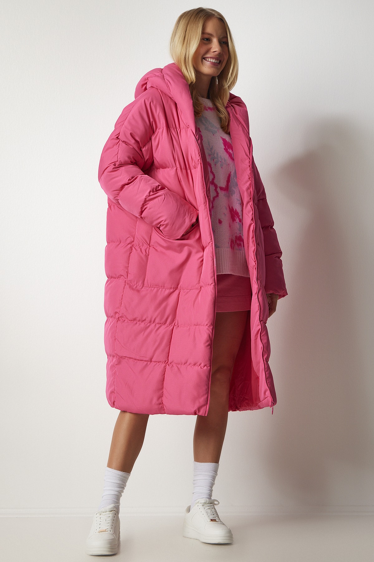 Happiness İstanbul Kadın Pembe Kapüşonlu Oversize Uzun Şişme Kaban ...