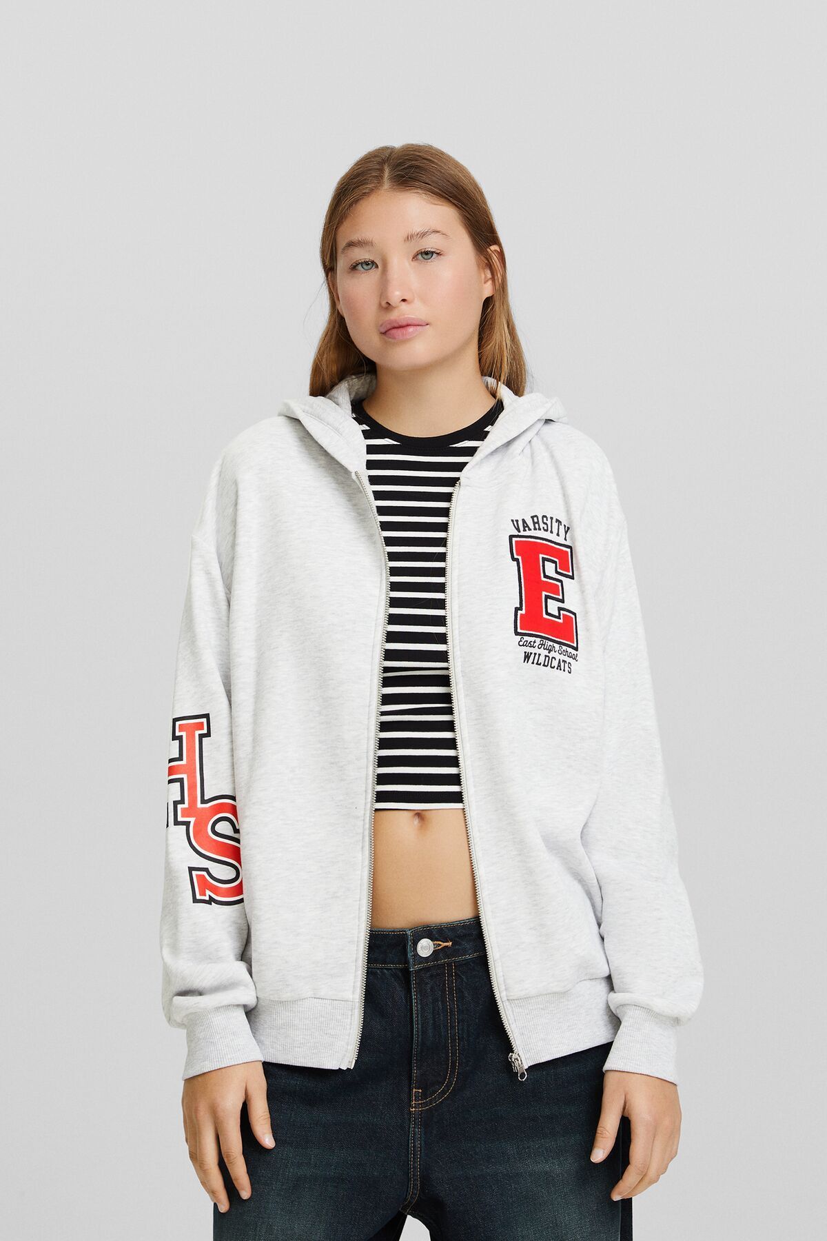 Bershka Baskılı High School Musical fermuarlı kapüşonlu sweatshirt ... Bershka Baskılı High School Musical fermuarlı kapüşonlu sweatshirt ...